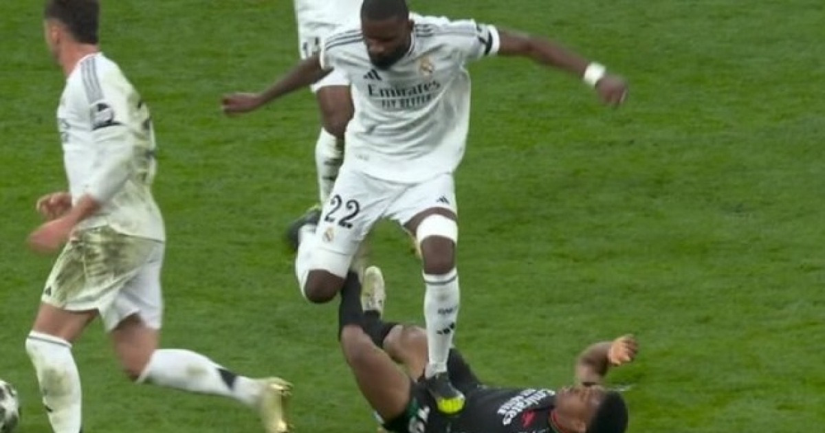 [UCL ISSUE] "레드카드 줘야지!" 레알 마드리드 DF, 상대 급소 밟고도 'NO 카드'…팬들은 분노 폭발