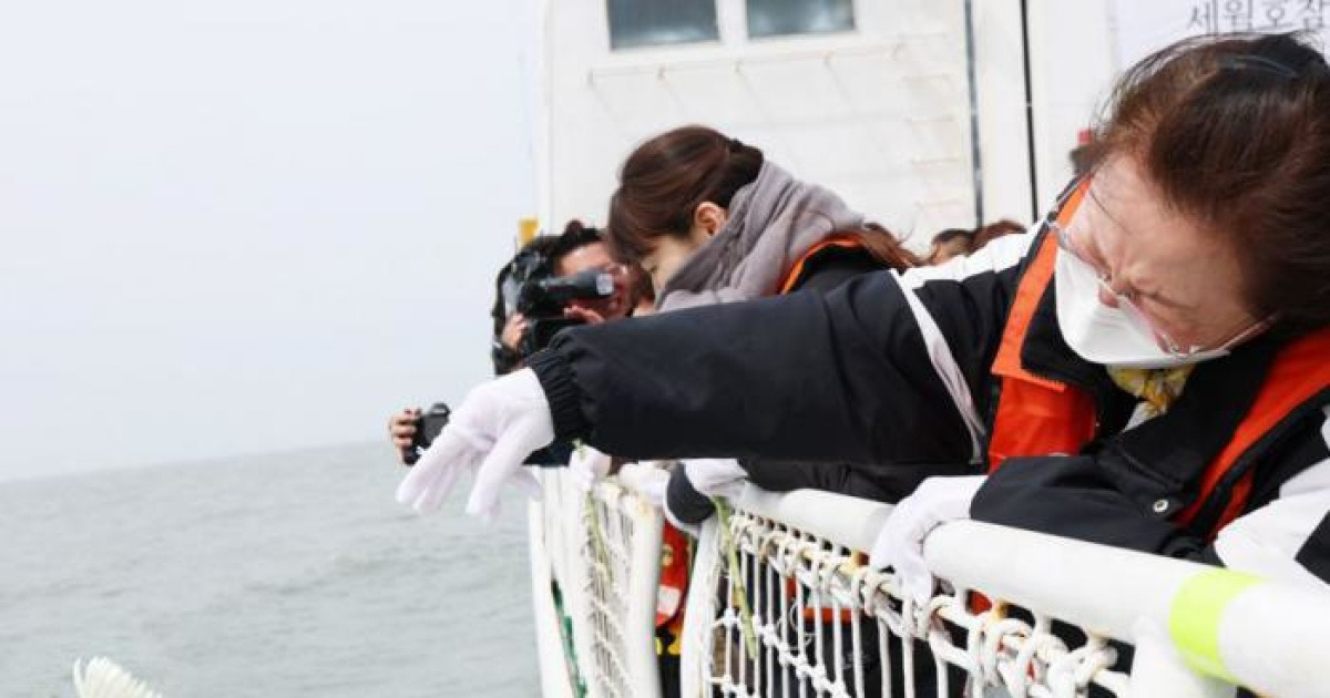 People gather again to remember victims of Sewol ferry disaster and for ...