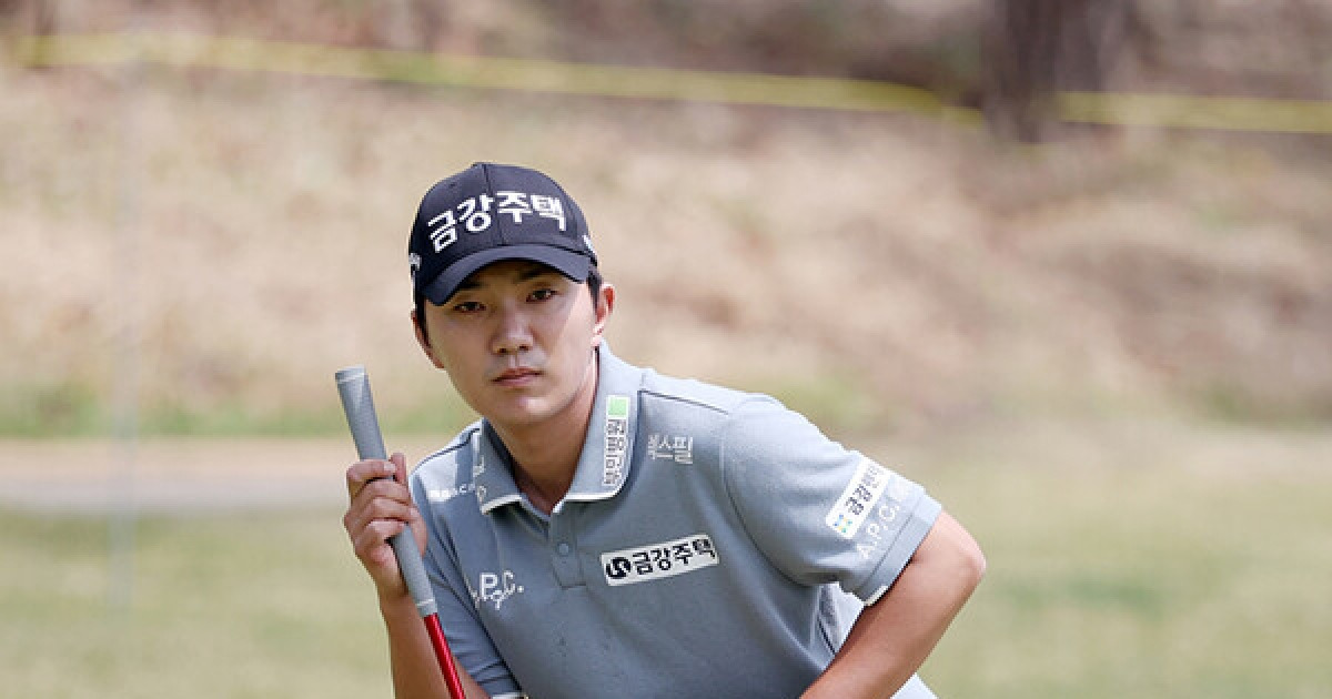 스윙 고친 옥태훈 "샷이 조금씩 잡히는 듯"…개막전 2R 공동1위 [KPGA]