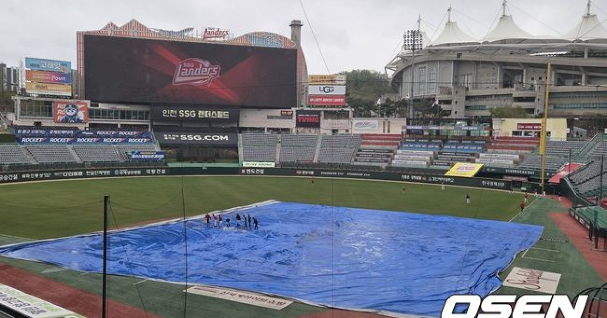 방수포 깔려 있고, 갑자기 폭우...LG-SSG전 우천 취소되면 20일 더블헤더 [오!쎈 인천]
