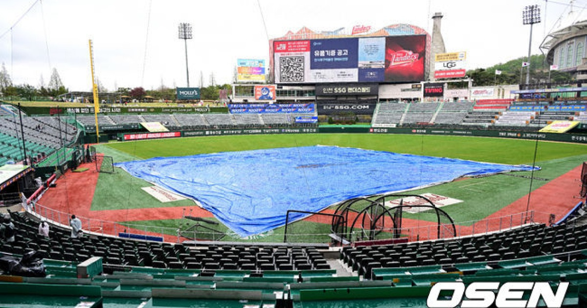 대형 방수포 깔린 인천 랜더스필드, 'SSG-LG 경기 정상적으로 열릴까' [사진]