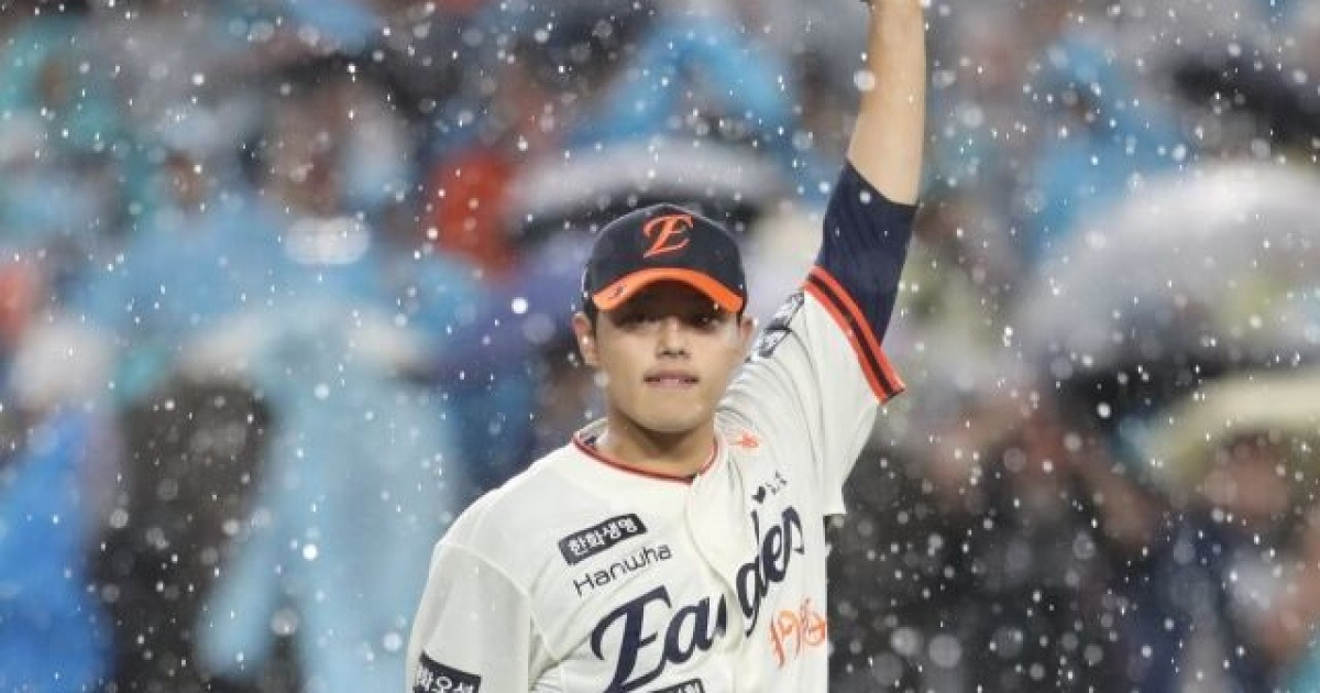 "힘쓰는 법 배웠다" ML 출신 에이스와 대화 그 후, 문동주 159km 낭만피칭…한화 2위 이끌다니, 행운도 따라왔다