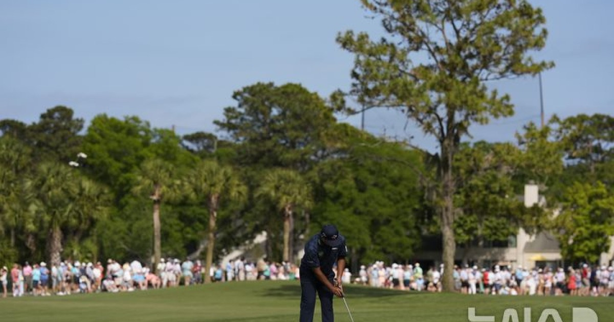 김시우, RBC 헤리티지 3R 선두…통산 5번째 우승 청신호