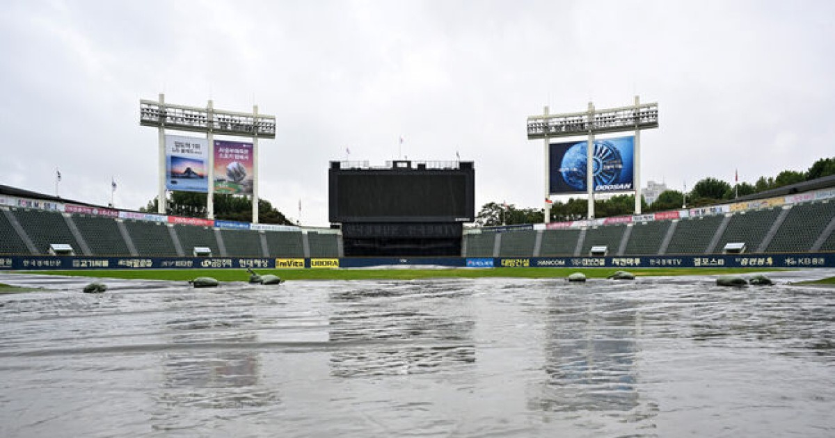 비 내리는 잠실구장, 오후 5시 비 그친다는데...NC-LG전, 또 2시간35분 기다릴까 [오!쎈 잠실]