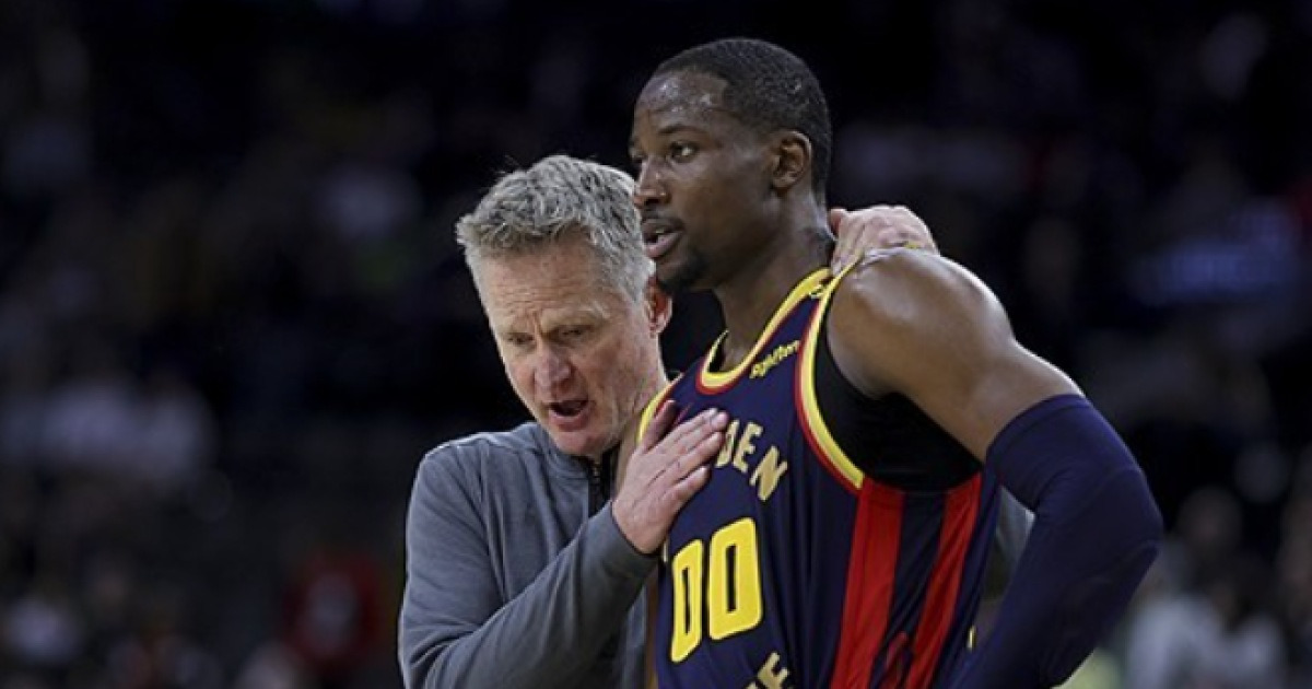 [NBA PO] GSW 핵심 유망주가 3경기 연속 결장이라니…"정말 훌륭했다?" 커 감독은 왜