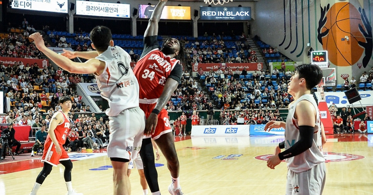 '통신사 더비' 승자 SK, 4강 PO 첫판서 KT 잡았다... 워니 23득점 '챔프전 진출 77% 확률'