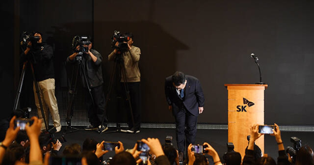 '해킹 피해' 고개 숙인 SKT…"28일부터 전 고객 유심 무상 교체" [TF사진관]