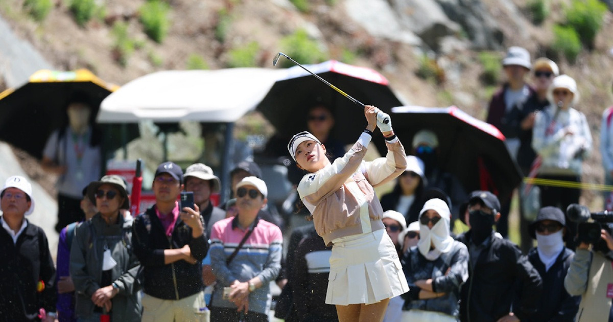 ‘생애 첫승 눈앞’ 김민선7, 덕신EPC 챔피언십 3R 선두…“깃대 맞고 멈춘 11번홀 버디, 운도 따랐어요”