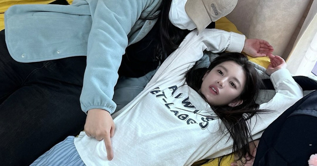 [SCin스타] 고윤정 배꼽은 여기입니다..카메라 앞 침대 '벌러덩' 털털 女배우 끝판왕