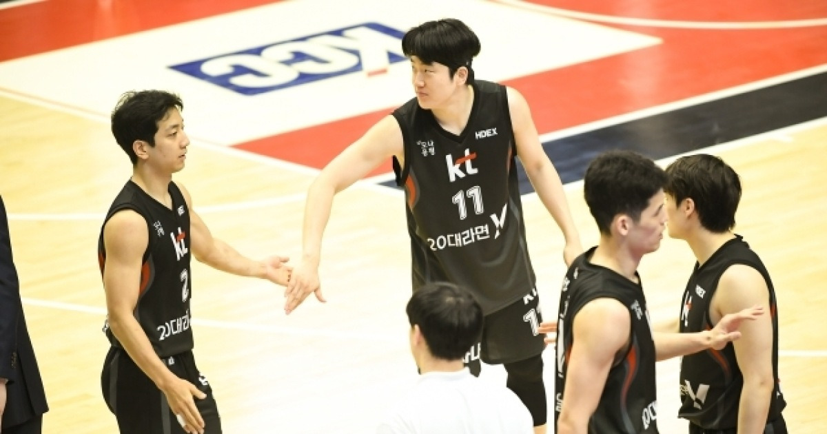 ‘30점차→8점차’ 허훈의 kt, 2연패 뒤 불안한 첫 승리, SK 꺾고 파이널 희망 살렸다…4강 PO 1승 2패 [KBL PO]