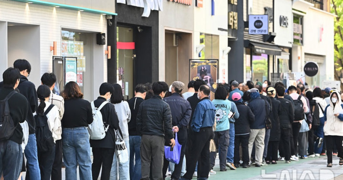 SKT 유심 교체 기다리는 긴 줄