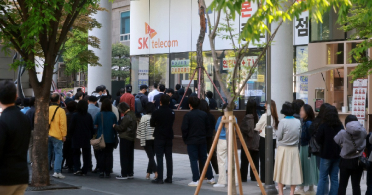 '해킹 불안'… 유심 교체 첫날 SKT 고객 3.4만명 떠나