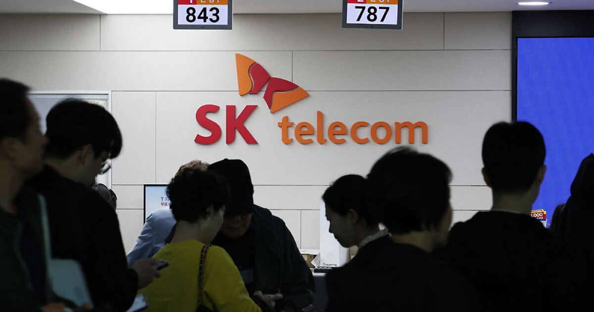 [사설] 유심 재고 부족·해킹 늑장 대응 SKT… 1위 이통사 맞나