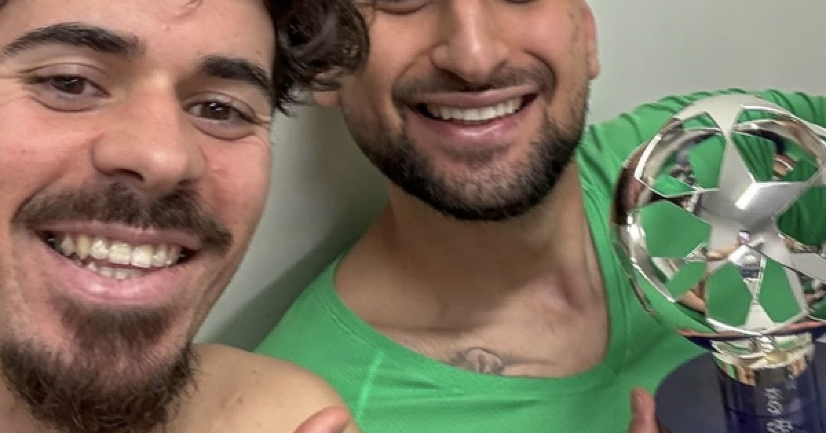 [ucl.issue] ‘진짜 POTM은 따로 있죠’…동료에 트로피 쥐어주고 함박미소→서로 손가락 가리키며 ‘우정 셀카’