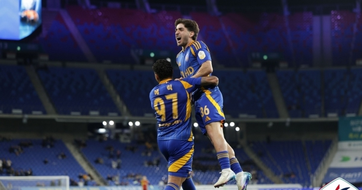 ‘이청용 선제골+라카바 마수걸이포’ 울산, ACLE 8강 다녀온 광주 3-0으로 꺾고 승점 20 고지