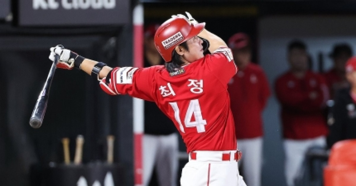 '폼도, 클래스도, 별명도 영원!' '소년장사' 최정, KBO '전인미답' 500호 홈런 눈앞...2025 늦깎이 시즌 첫 타석서 496호 '쾅'