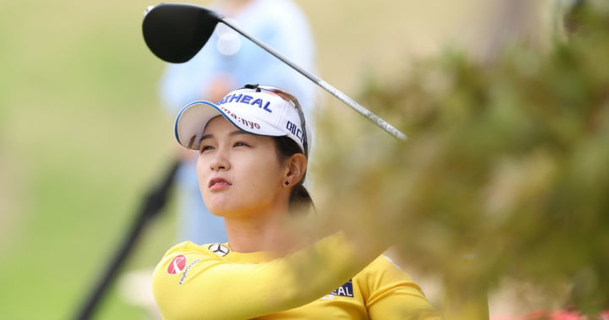 박현경, KLPGA 챔피언십 2R 공동 선두…시즌 첫 승 도전