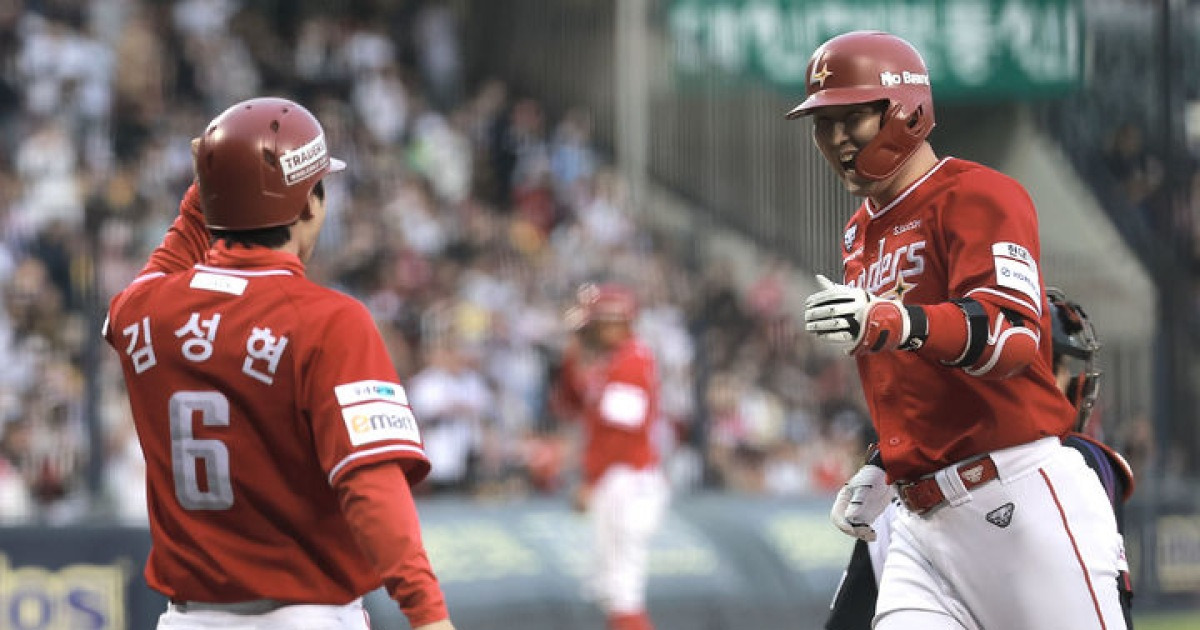 '최정 복귀 자축포' SSG, 2-1로 선두 LG 꺾고 연승…LG는 5연패