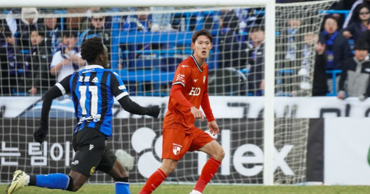 [b11 현장] 수비형MF→ 센터백 변신… 부산 이동수가 말하는 프로 데뷔 후 첫 퇴장, 그리고 '원정파크'라는 외부 평가