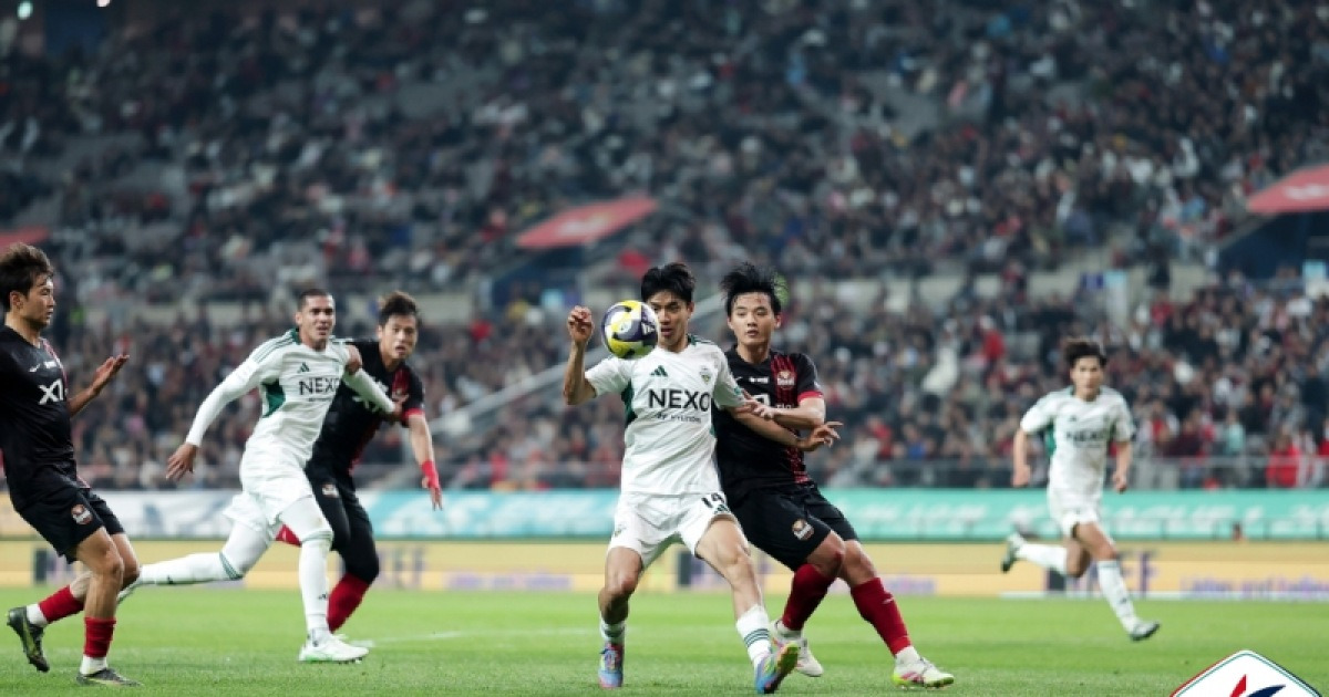 상암벌에 들어찬 시즌 최다 4만8008명 관중...2년 전 '임영웅 시축' 경기 기록도 넘었다