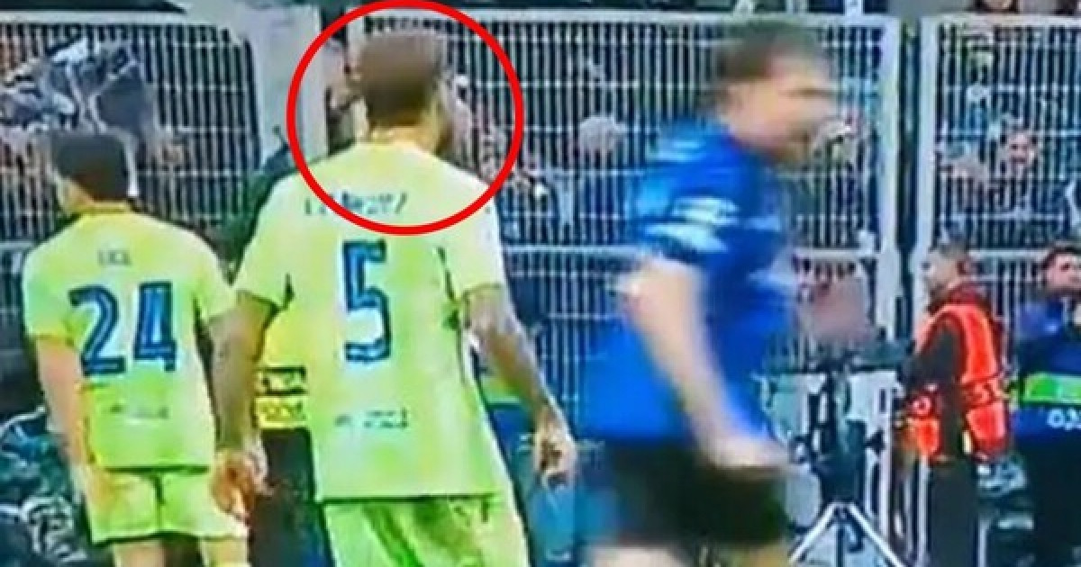 UCL 무대에서 이게 무슨 일...바르셀로나 DF "침 뱉었다" 논란→"내 귀에 먼저 도발했어" 해명