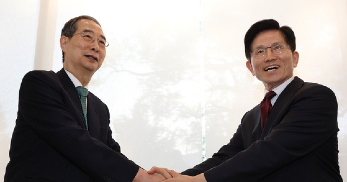 Han Duck-soo, Kim Moon-soo meet over candidacy merger, nothing agreed
