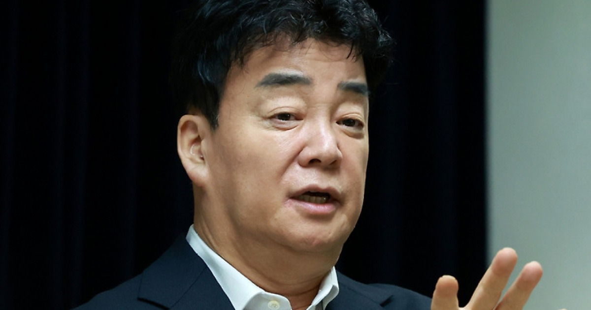 2200억 쌓아둔 더본…백종원 20억 가져갈때 가맹점 "폐업 위기"