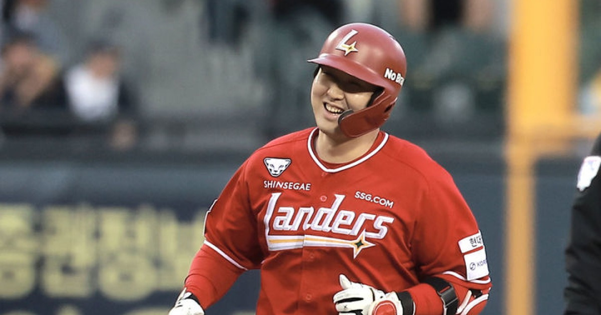 468홈런 역사 사직서 썼던 SSG 최정, 500홈런 축포 안방서 쏠까