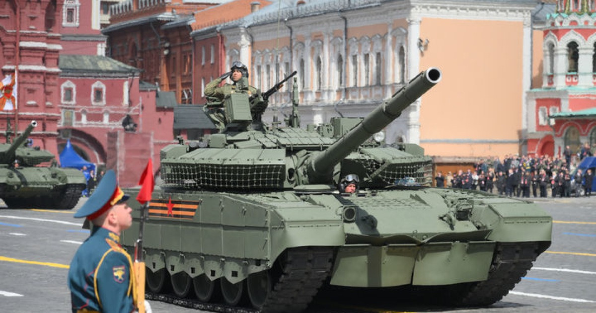 붉은광장 지나는 T-80 BVM 전차들