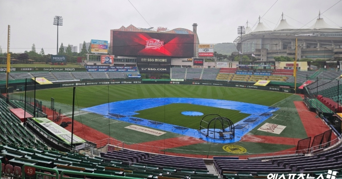 시즌 첫 더블헤더 열리나…'비 퍼붓는' 랜더스필드, KIA-SSG 3차전 진행 가능할까 [인천 현장]