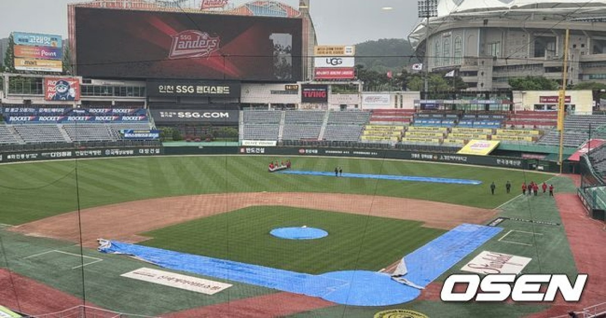 방수포 걷어냈다→그라운드 정비…인천 KIA-SSG, 더블헤더 2차전 문제없다