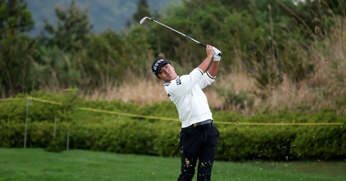 옥태훈, KPGA 클래식 2R도 선두…2위 배용준과 3점 차