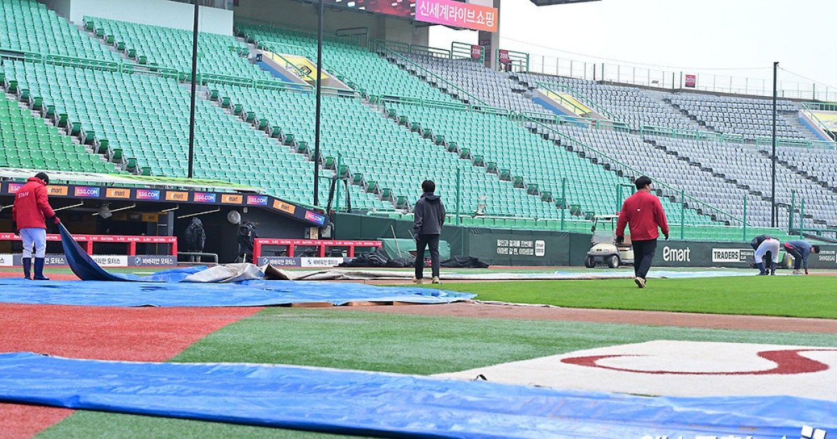 이제 비 그치고 관중 입장! 10일 KIA-SSG DH 2차전 정상 준비→문학 시즌 네 번째 매진 달성 [문학 현장]
