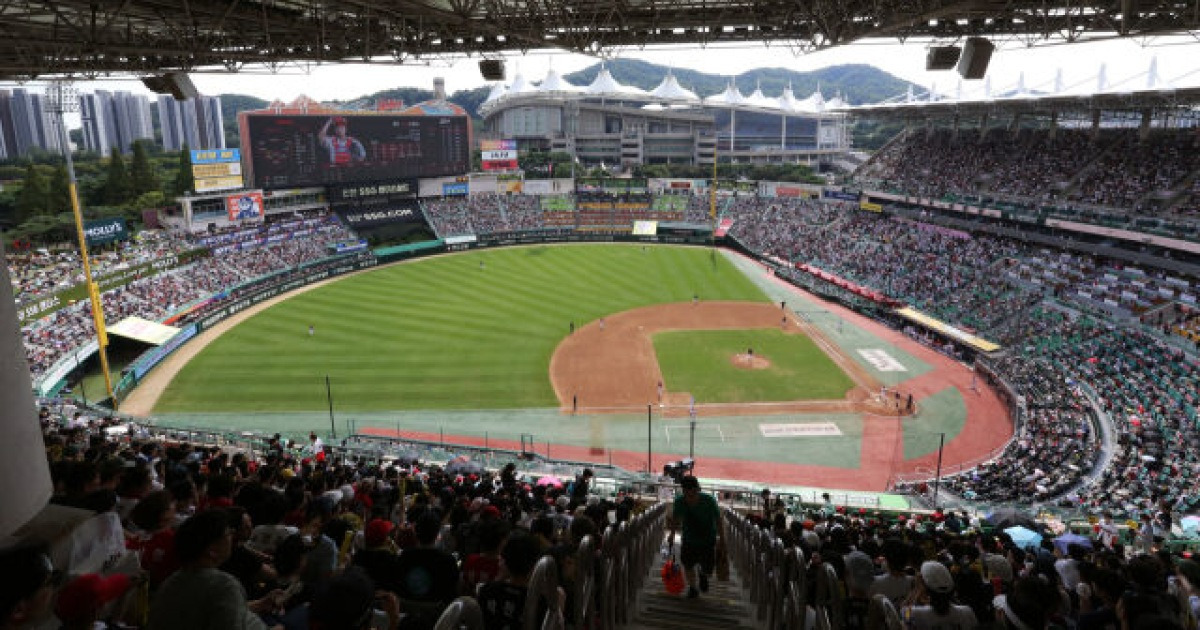 '최정 500호 홈런 보자!' SSG, 11일 KIA와의 DH 1차전 만원 관중 달성…홈런볼 습득 시 1700만원 상당 선물 제공