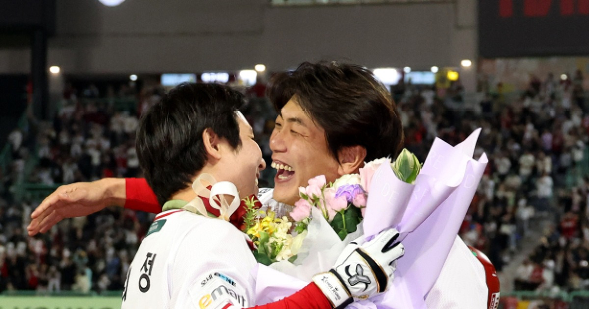 '드디어 터졌다' SSG 레전드 최정, KBO리그 사상 첫 통산 500홈런 대업 달성 [IS 인천]