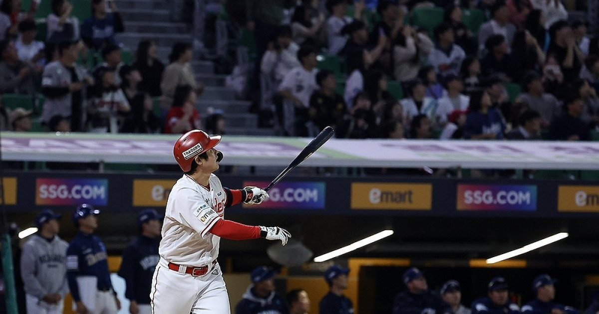 프로야구 SSG 최정, 동점 투런포로 KBO리그 첫 500홈런 금자탑