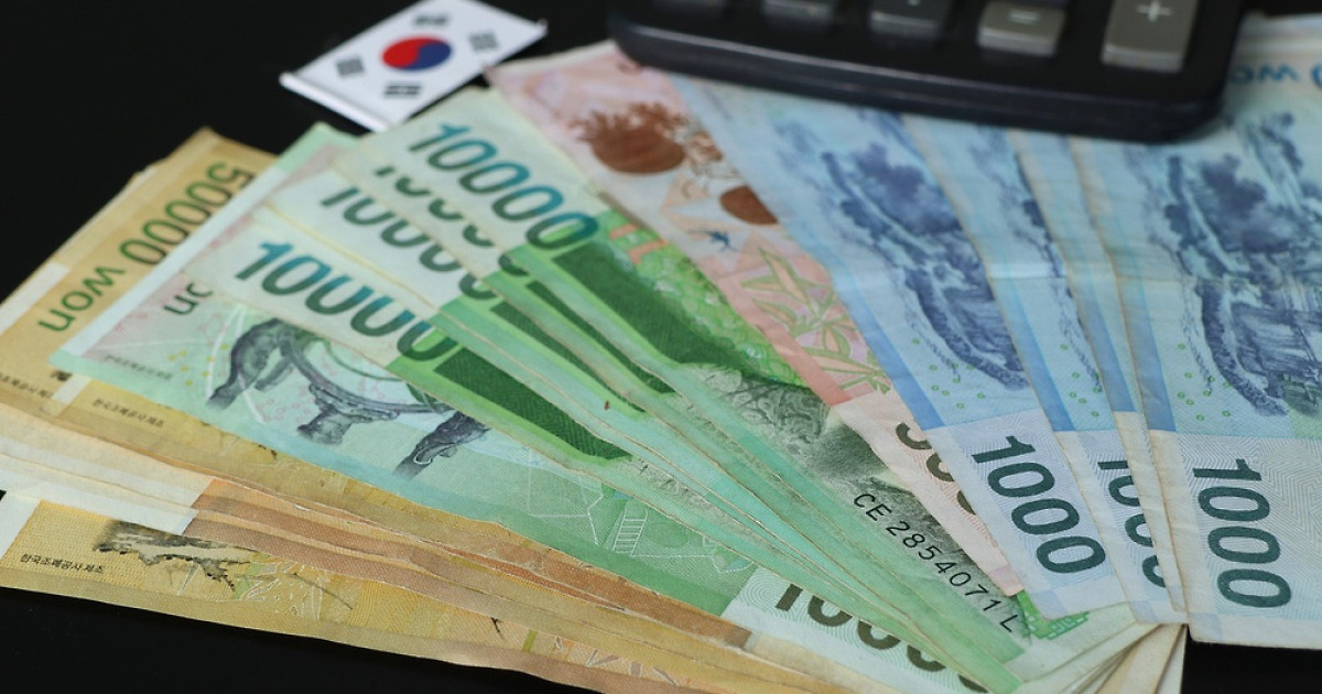 Cash use accounts for just 15.9% of in-person transactions: survey