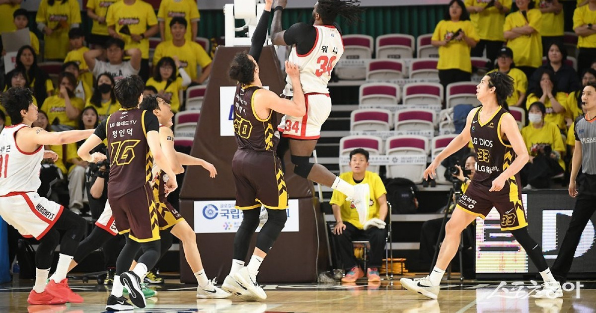 LG 유기상이 가져가려던 챔피언 트로피 SK 자밀 워니가 빼앗았다…SK KBL 최초 3연패 후 3연승 최종 승자는 챔프전 7차전에서 결정!