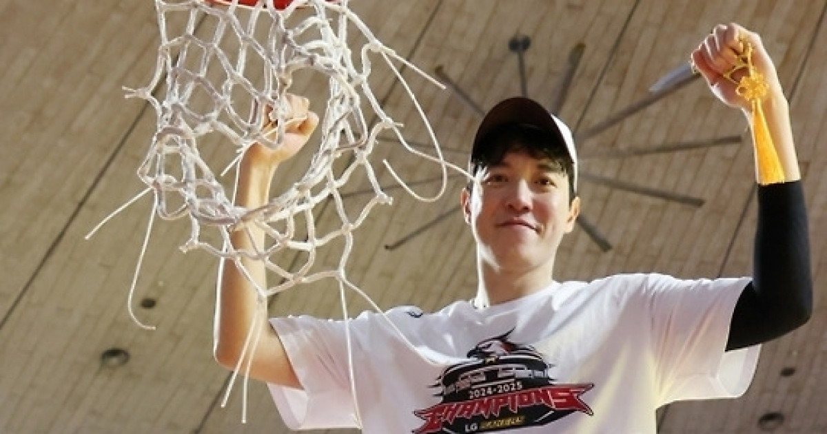 '40살 MVP' 허일영, 친정 SK 꺾고 우승 "사실 떠날 마음 없었는데..." KBL 최초 3개팀 우승 반지 '품격' [잠실 현장]
