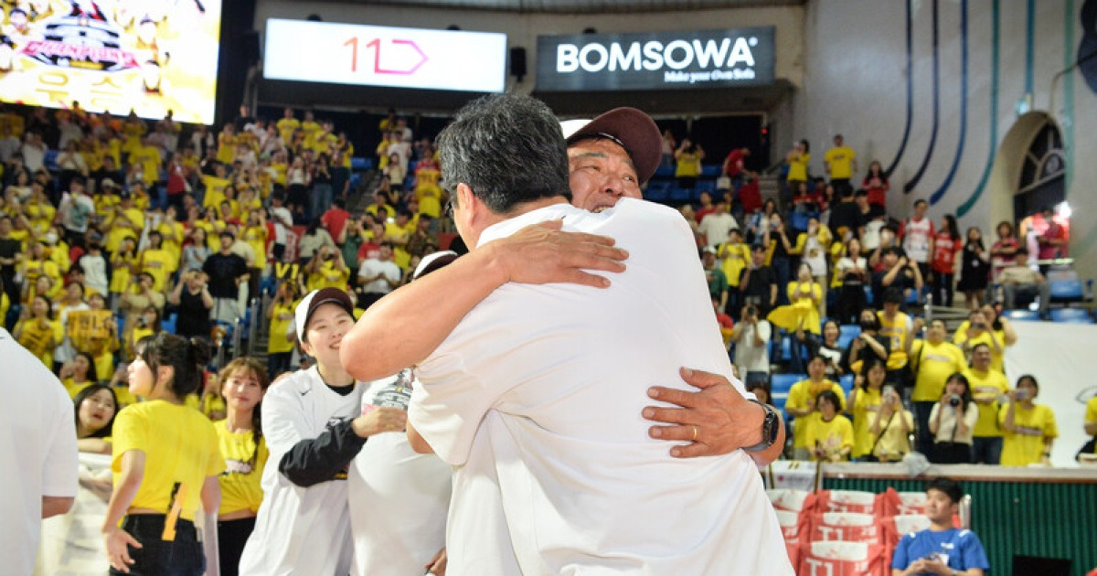 [KBL FINAL 비하인드] 정년 퇴직 앞둔 권순일 LG 기사, 최고의 선물을 품에 안다