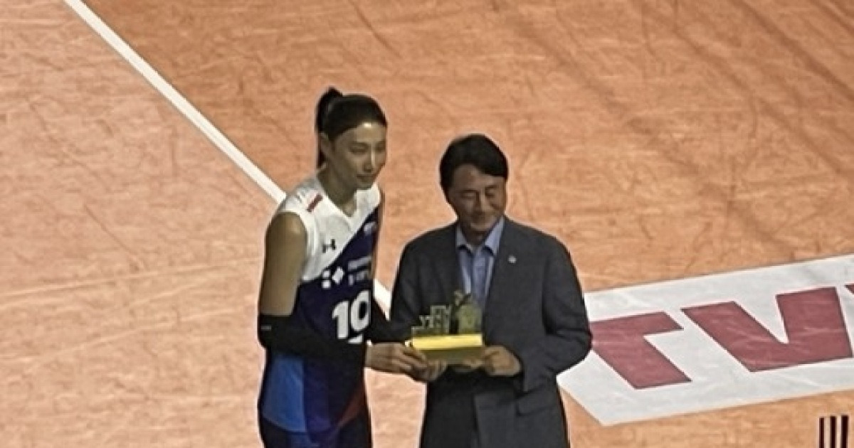 마지막 경기 앞둔 '배구 여제' 김연경, KOVO로부터 공로패 수여받아
