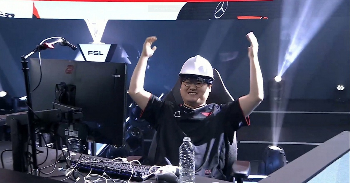 [FSL] T1 '오펠' 강준호, '우타' 이지환에 승리하고 '안전모 세리머니' 선보여