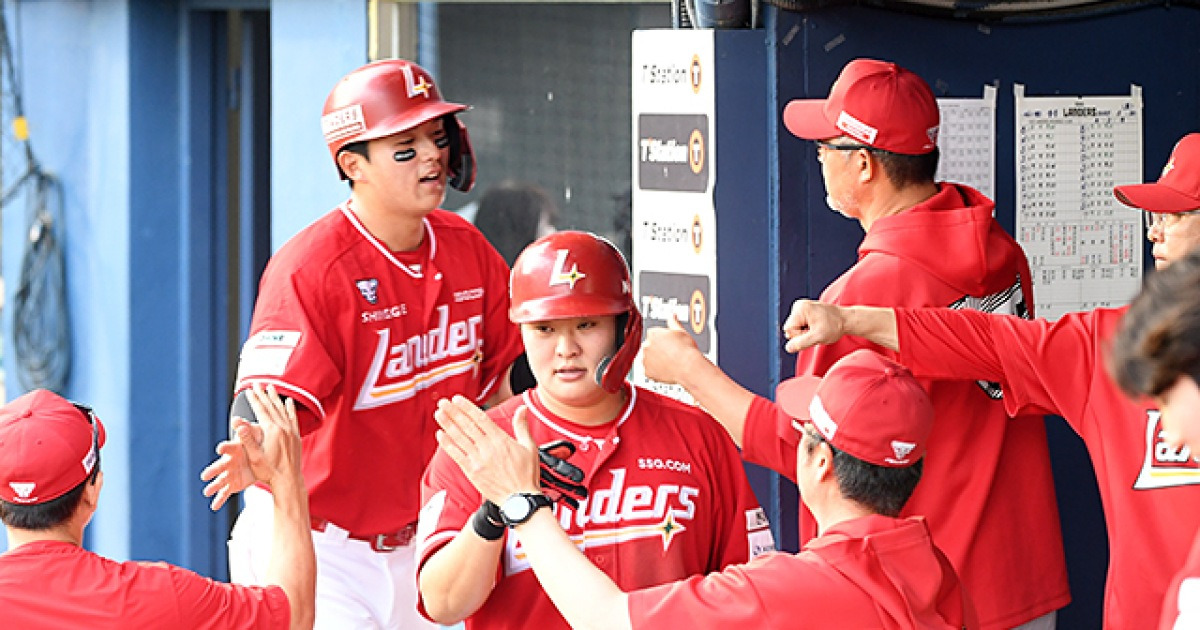 기뻐하는 SSG 랜더스 [MK포토]