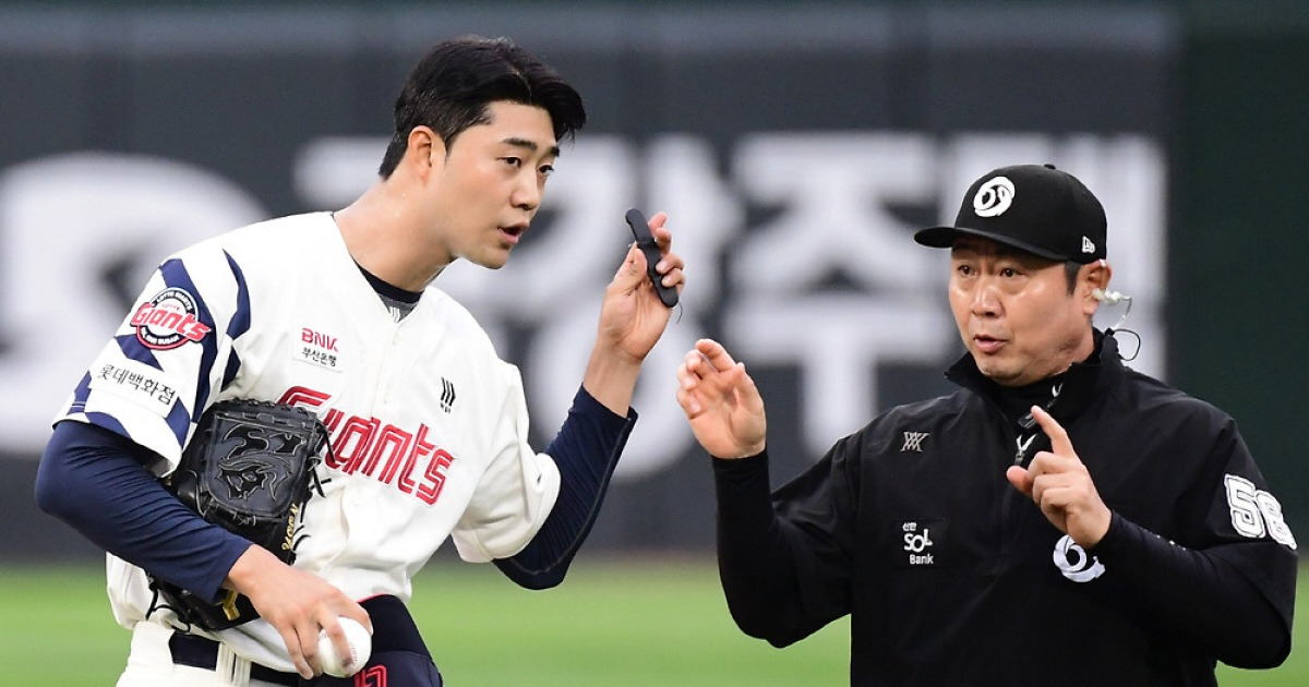 '하필 피치컴 장비가 거기서...' 9년차 아픈 손가락 윤성빈, 157km 뿌렸으나 긴장감 떨치지 못하고[부산현장]