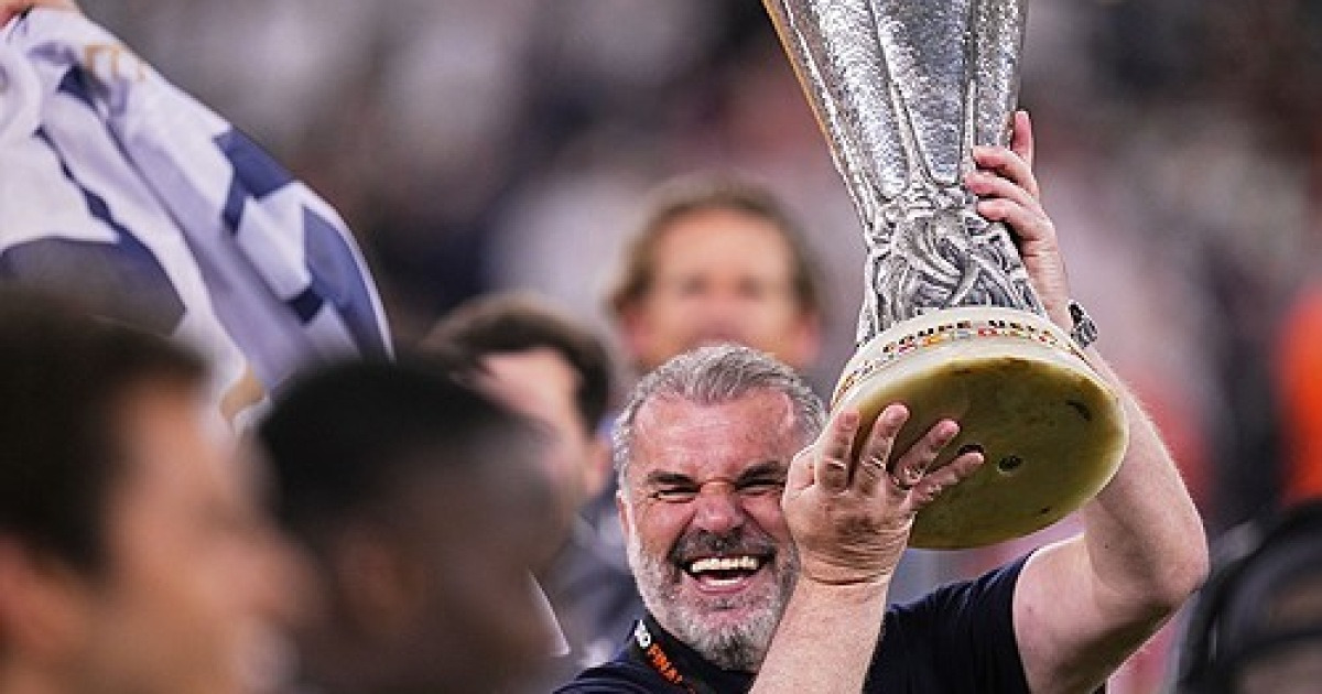 EPL 17위가 챔피언스리그 진출 초대박!→포스텍 승부수 미쳤다!…BBC "전설적인 감독으로 남을 것" [유로파 우승]