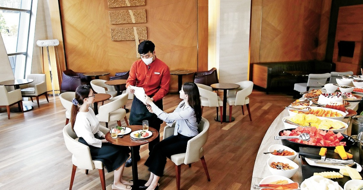 No bed, just breakfast: Hotel buffets sizzle with walk-ins in new ...