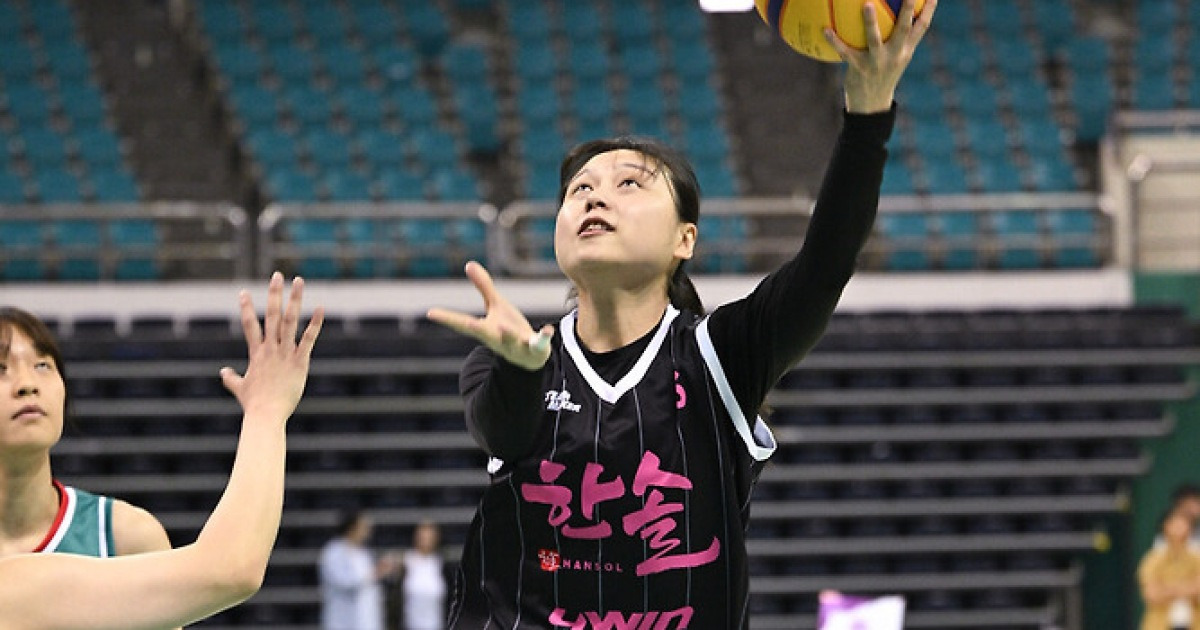 [25트리플잼] 한솔레미콘·W-유나이티드 조 1위로 4강 진출···BNK·KB스타즈는 조 2위로 합류