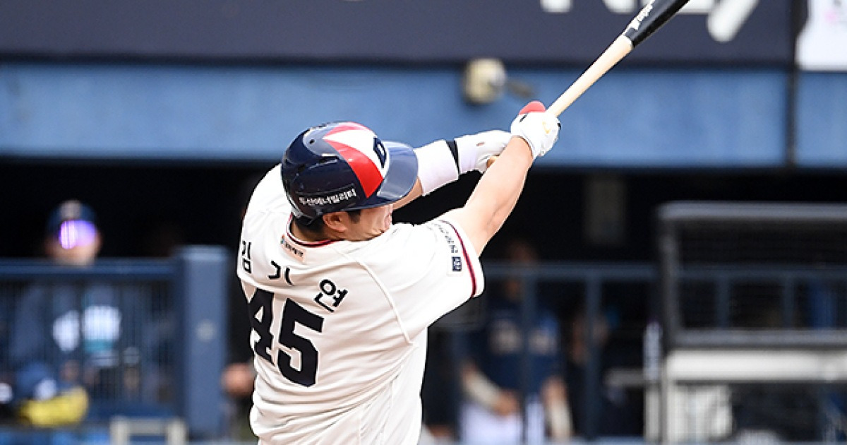 두산 김기연의 안타 [MK포토]