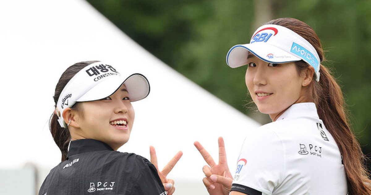 승리의 'V' 포즈를 취하는 임진영·이동은 [KLPGA E1채리티오픈]