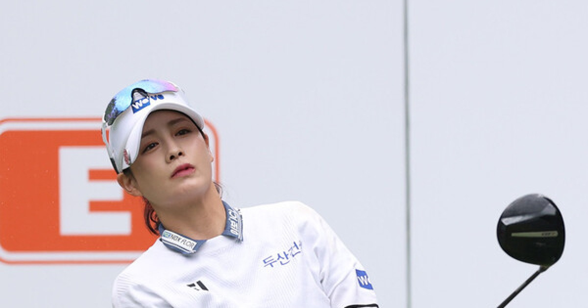 티샷을 확인하는 박결 프로 [KLPGA E1채리티오픈]